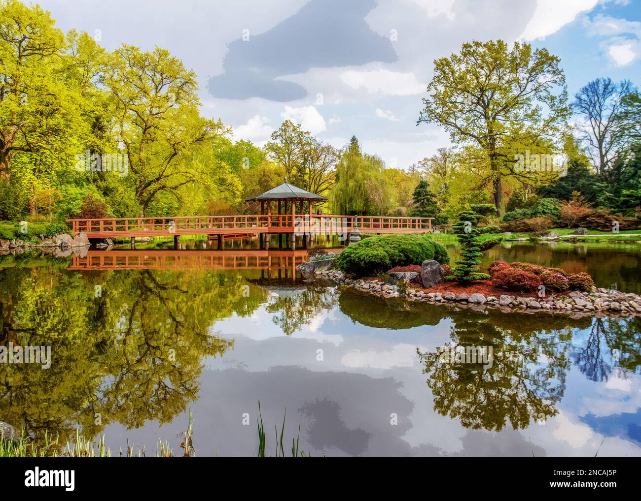 Japanese gazebo pond hi-res stock photography and images - Alamy