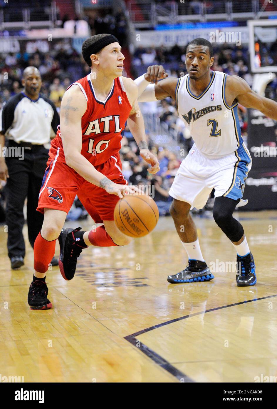 Atlanta Hawks point guard Mike Bibby (10) dribbles against Washington ...