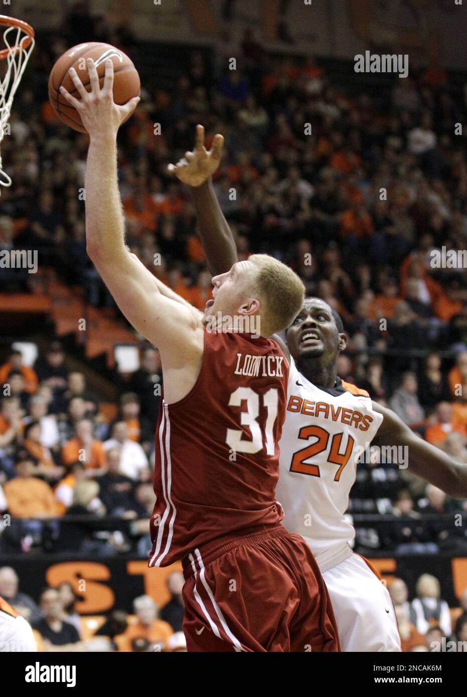 Washington State's Abe Lodwick (31) goes to the basket as Oregon State ...