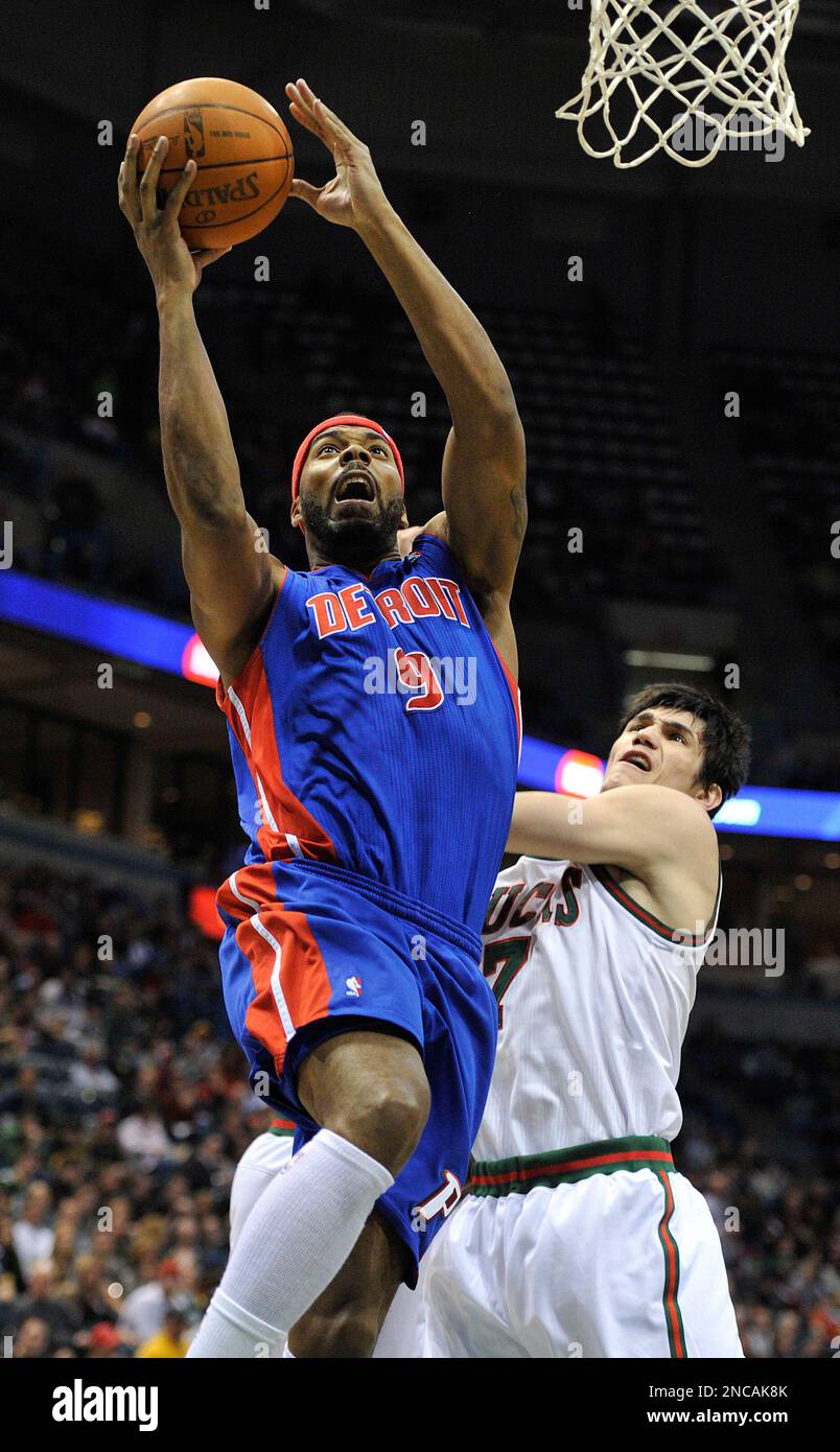 Detroit Pistons' Chris Wilcox (9) drives to the basket around the ...