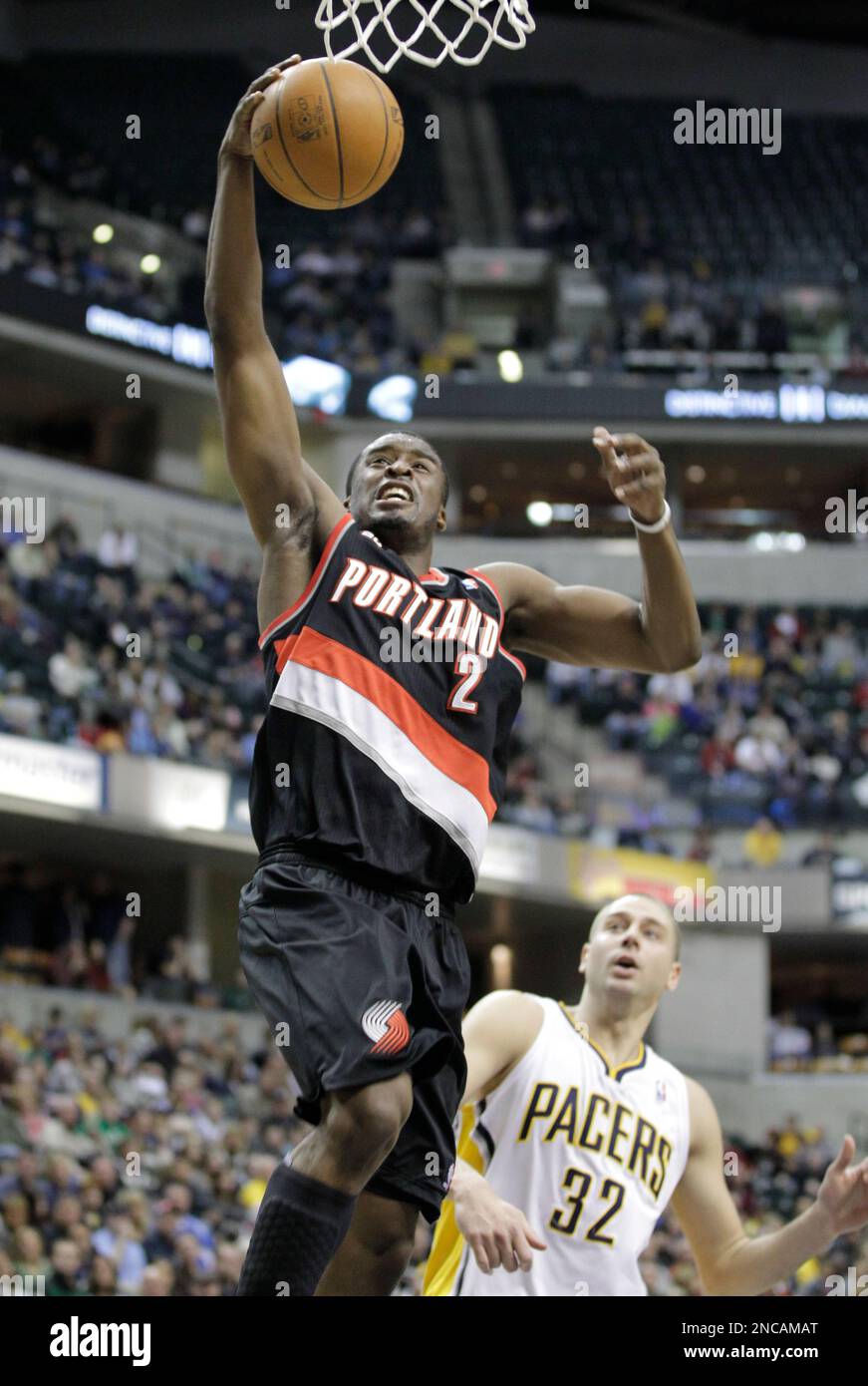 Portland Trail Blazers guard Wesley Matthews, fronts shoots in front of ...