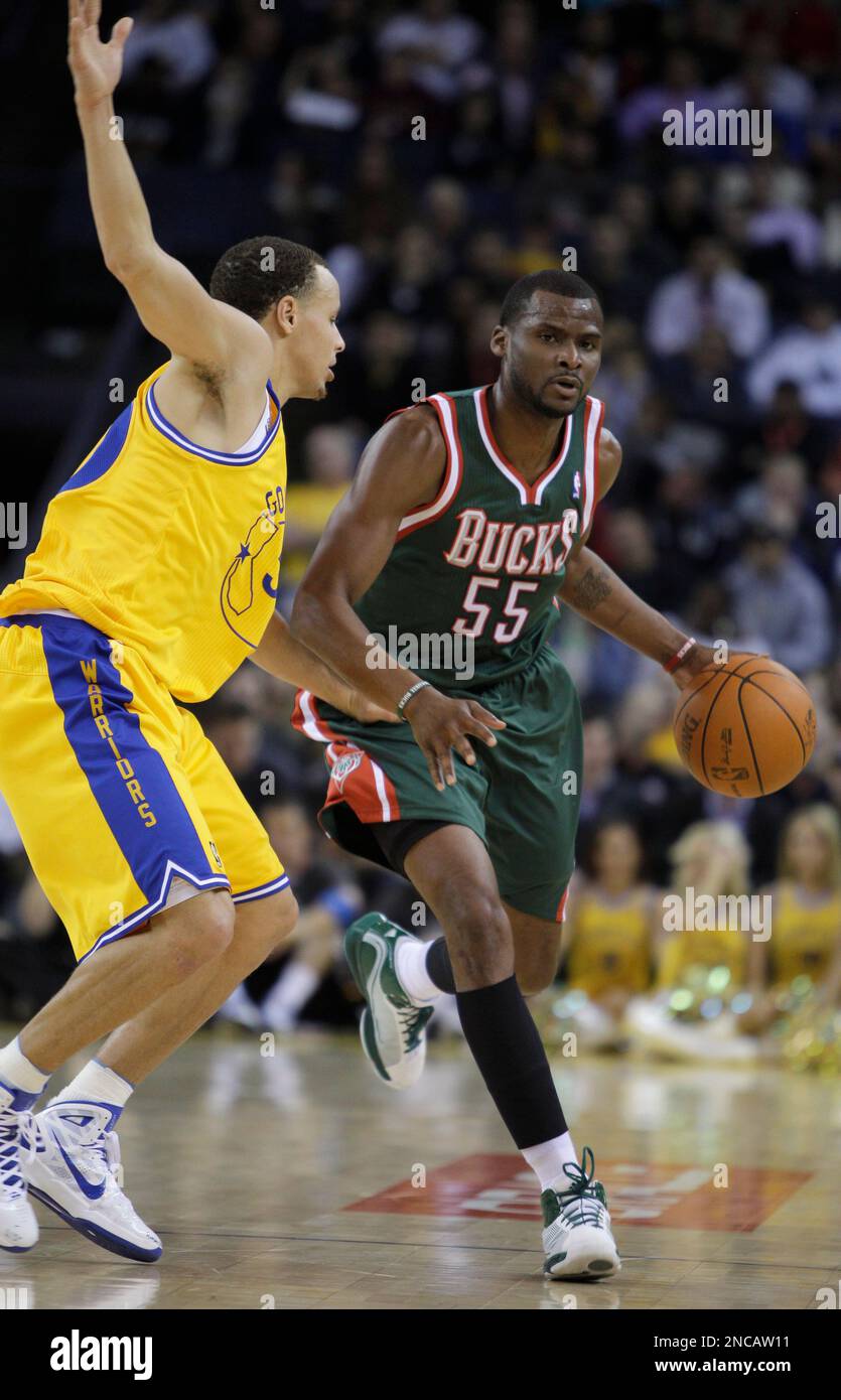Golden State Warriors' Stephen Curry, left, guards Milwaukee Bucks ...
