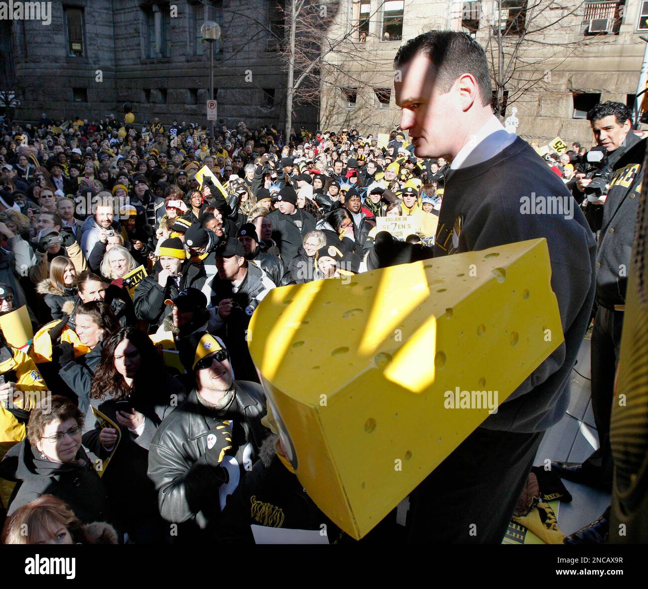 Pittsburgh Mayor Luke Ravenstahl hands over a large simulated Green Bay ...