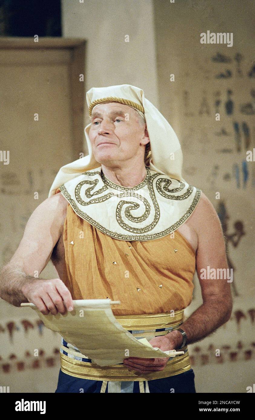 Actor Charlton Heston plays a pyramid builder during a dress rehearsal ...