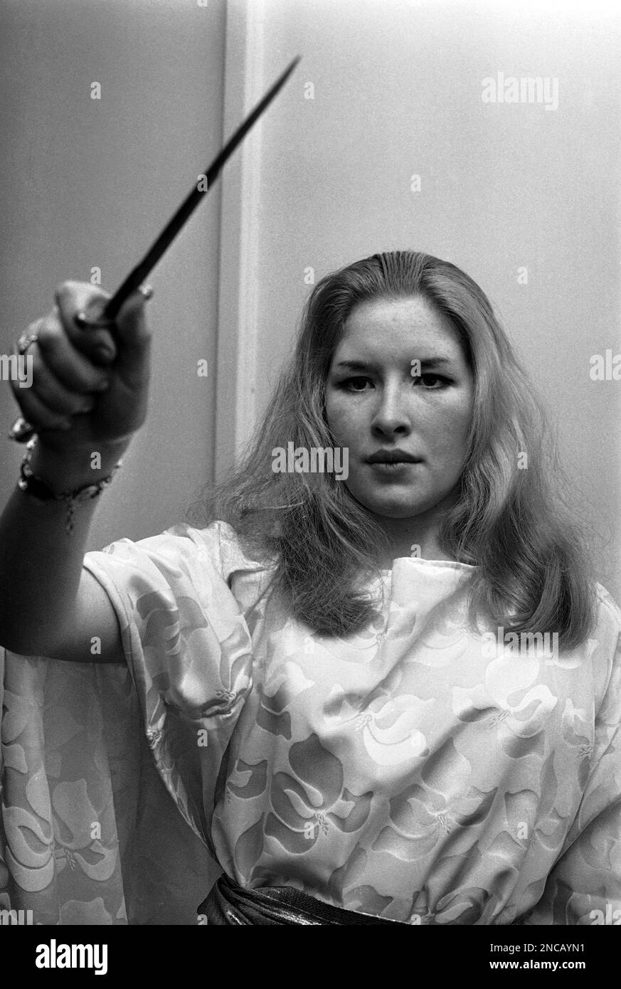 18-year-old Maxine Morris, who claims to be Queen of England’s witches ...