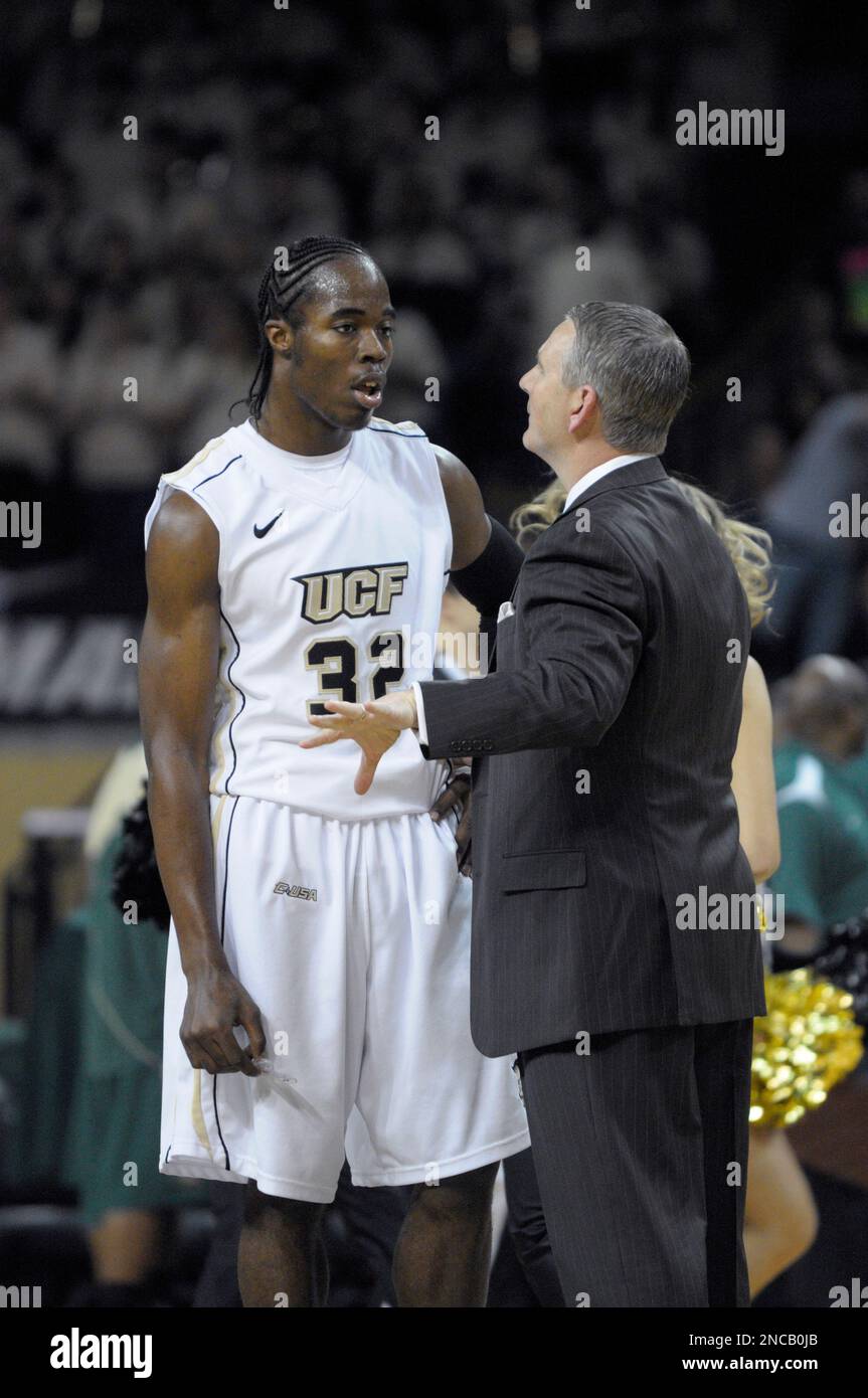 Central Florida head coach Donnie Jones, right, talks with forward ...