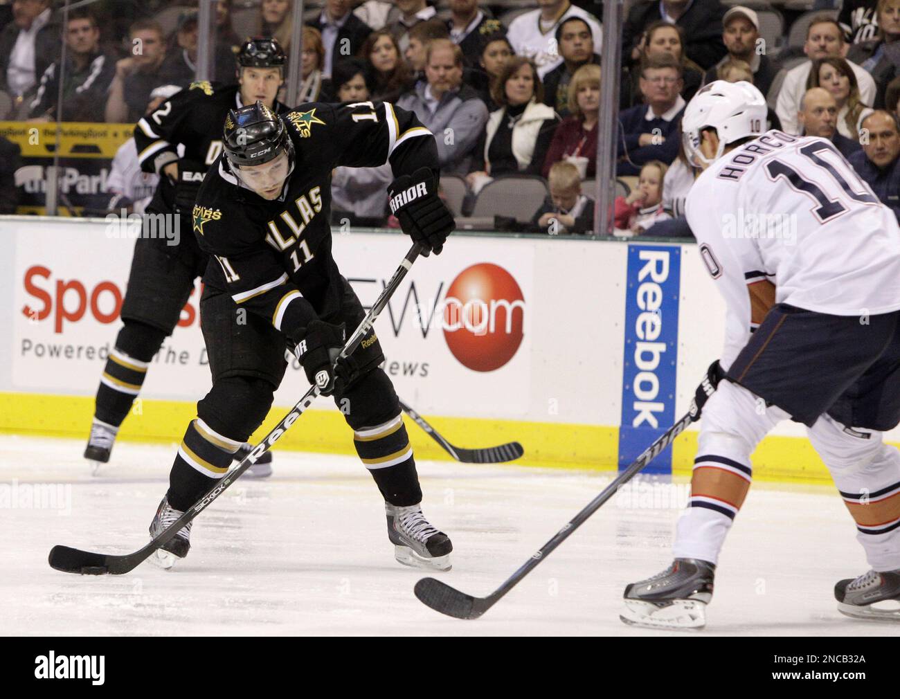 Dallas Stars center Aaron Gagnon (11) and Edmonton Oilers left wing ...