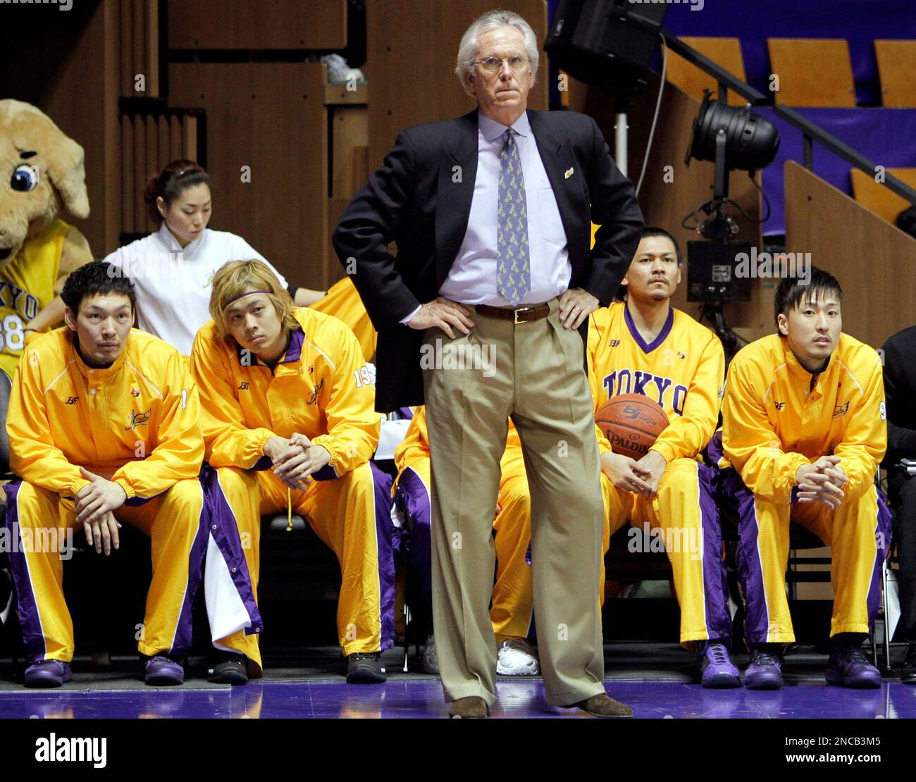 In this Jan. 8, 2011 photo, Bob Hill, center, head coach of Tokyo ...