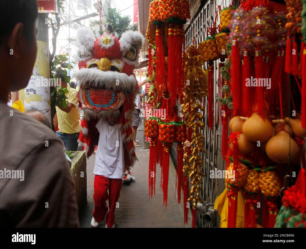 Dragon dancers perform at business establishments at Manila's Chinatown ...