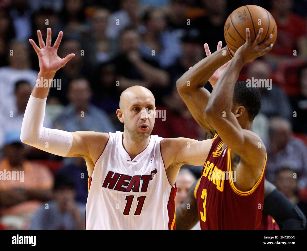 Miami Heat center Zydrunas Ilgauskas (11) guards Cleveland Cavaliers ...