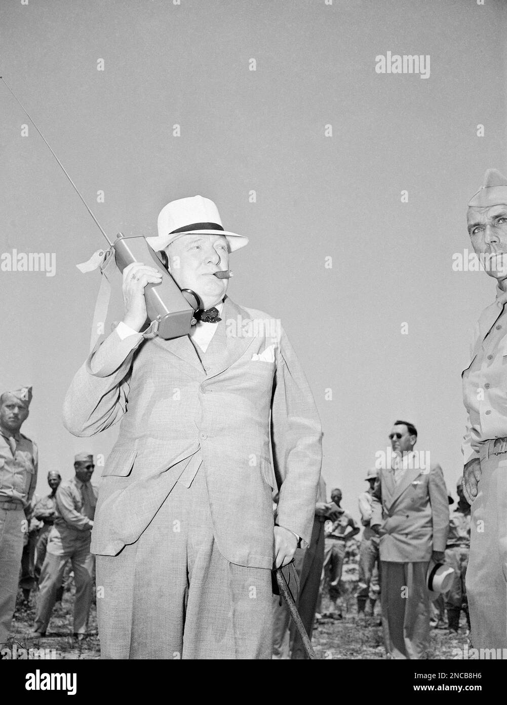 Equipped with a ground unit of a plant-to-field radio, Prime Minister ...