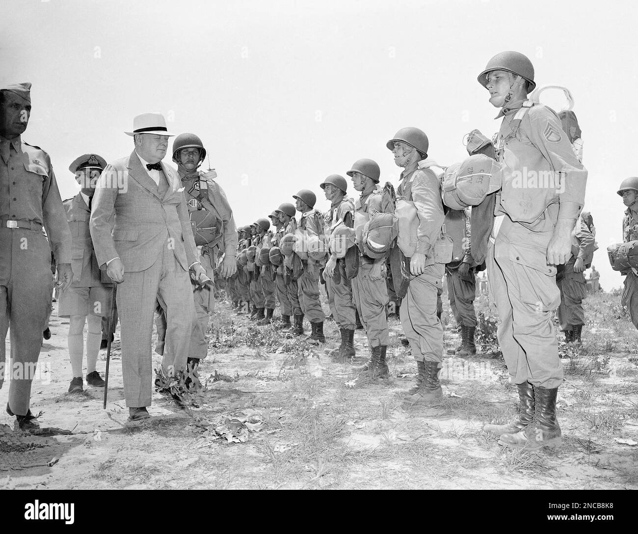 Winston Churchill, Britain’s Prime Minister, gives United States army ...