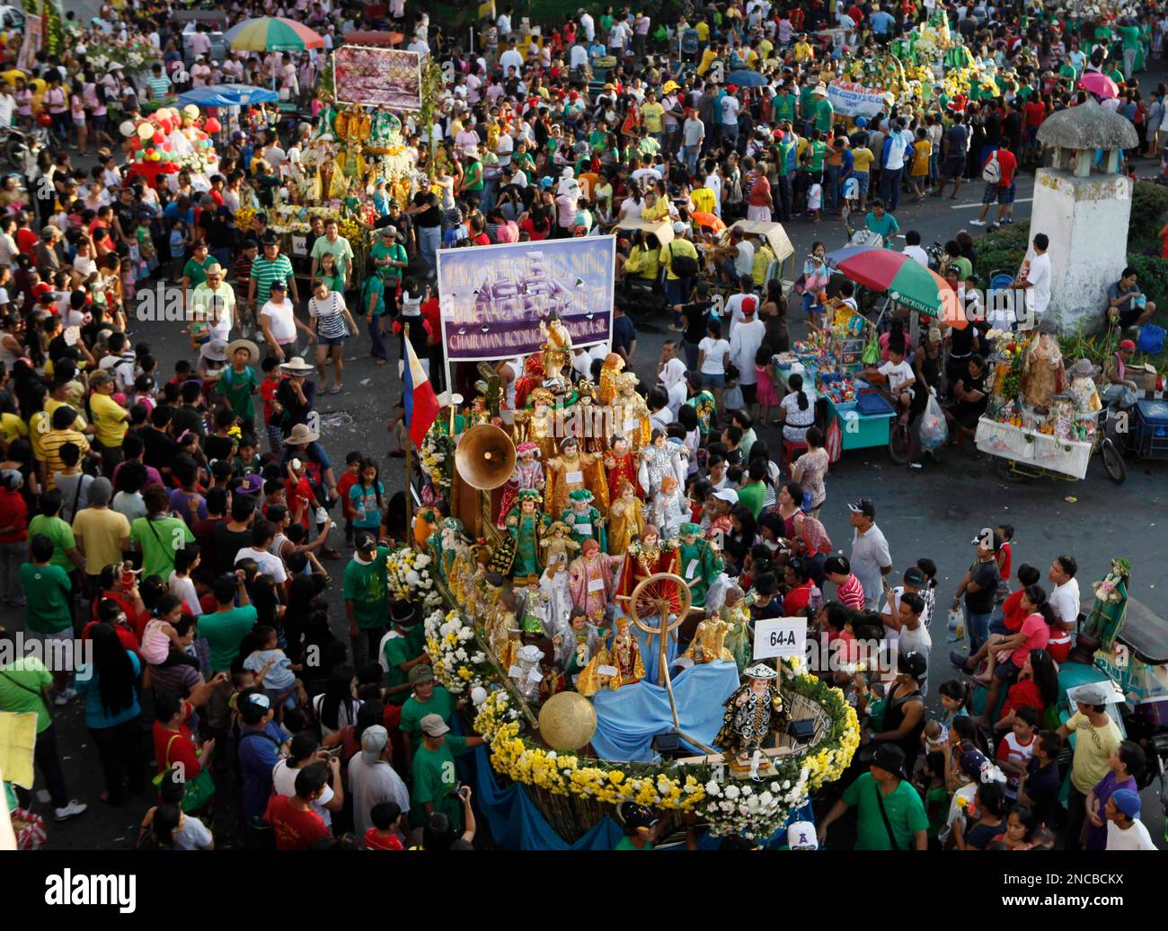 Thousands of Filipino Catholic devotees line up the street to watch and ...