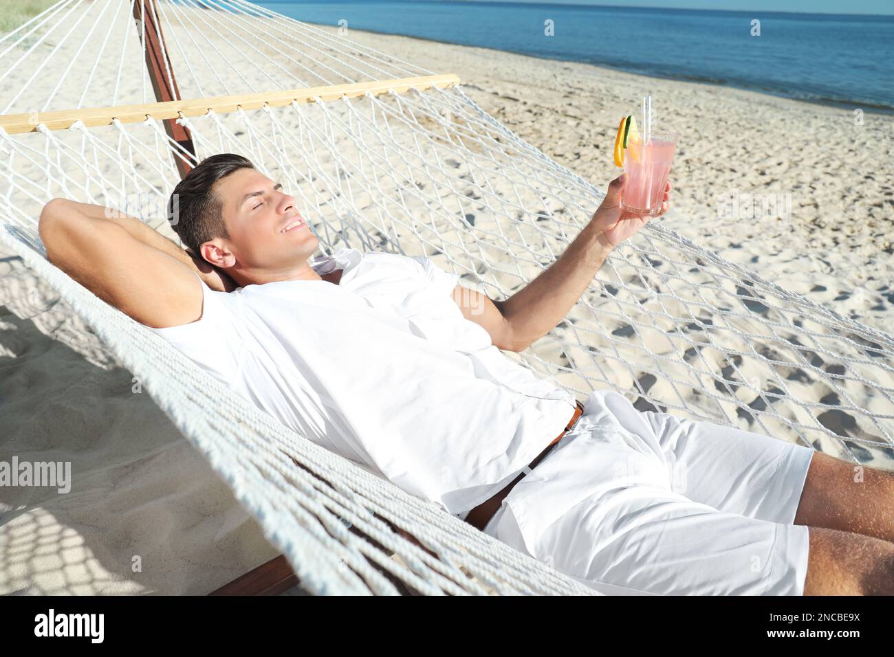 Man beach cocktail relax hi-res stock photography and images - Alamy