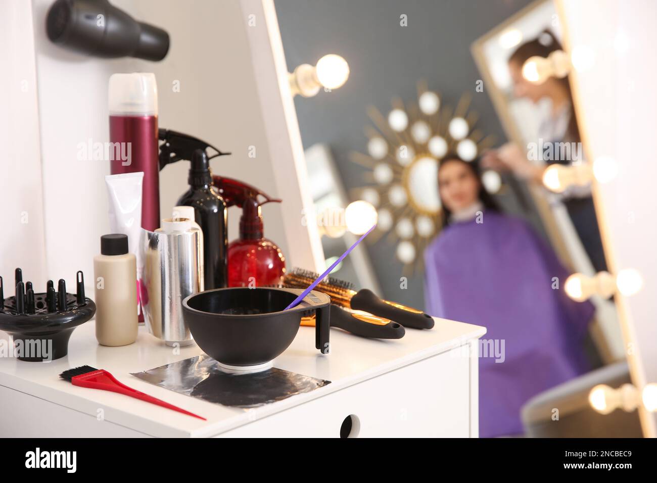 Workplace with hair dye kit in beauty salon Stock Photo - Alamy