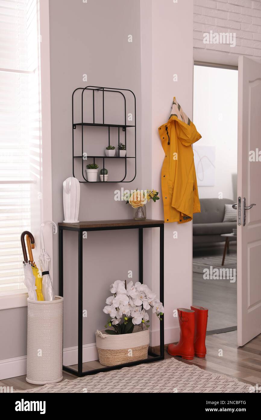 Modern hallway with consol table. Interior design Stock Photo - Alamy