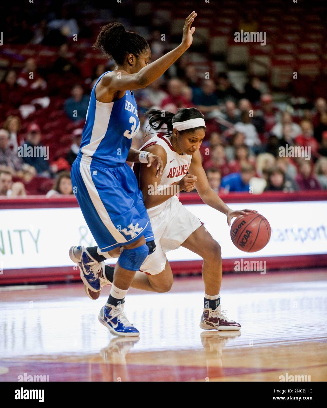 Arkansas guard Lyndsay Harris (33) drives around Kentucky forward ...