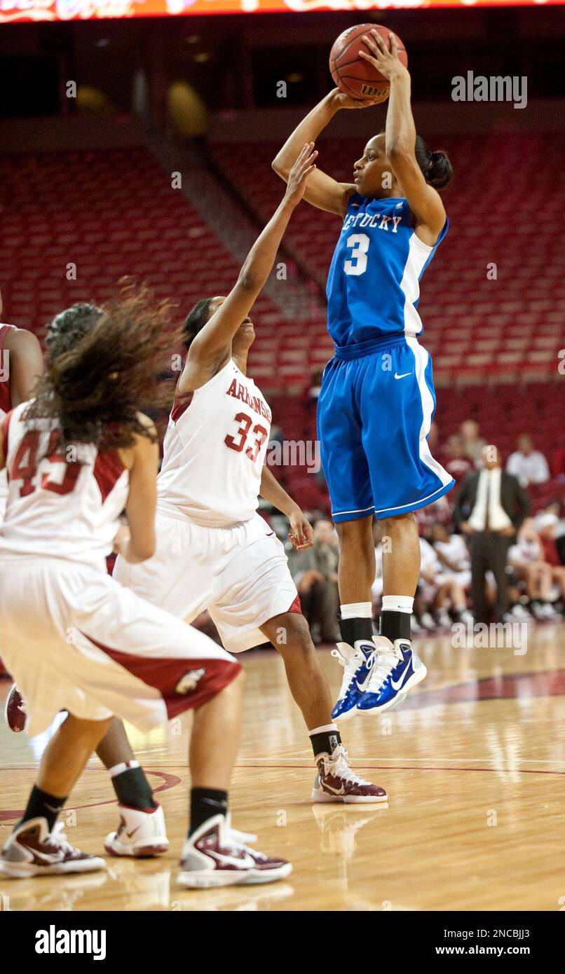 Arkansas guard Lyndsay Harris (33) attempts to block a shot made by ...