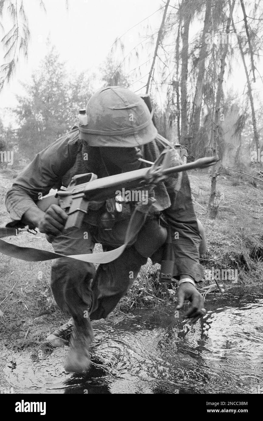 Running rifle holding army soldier hi-res stock photography and images ...