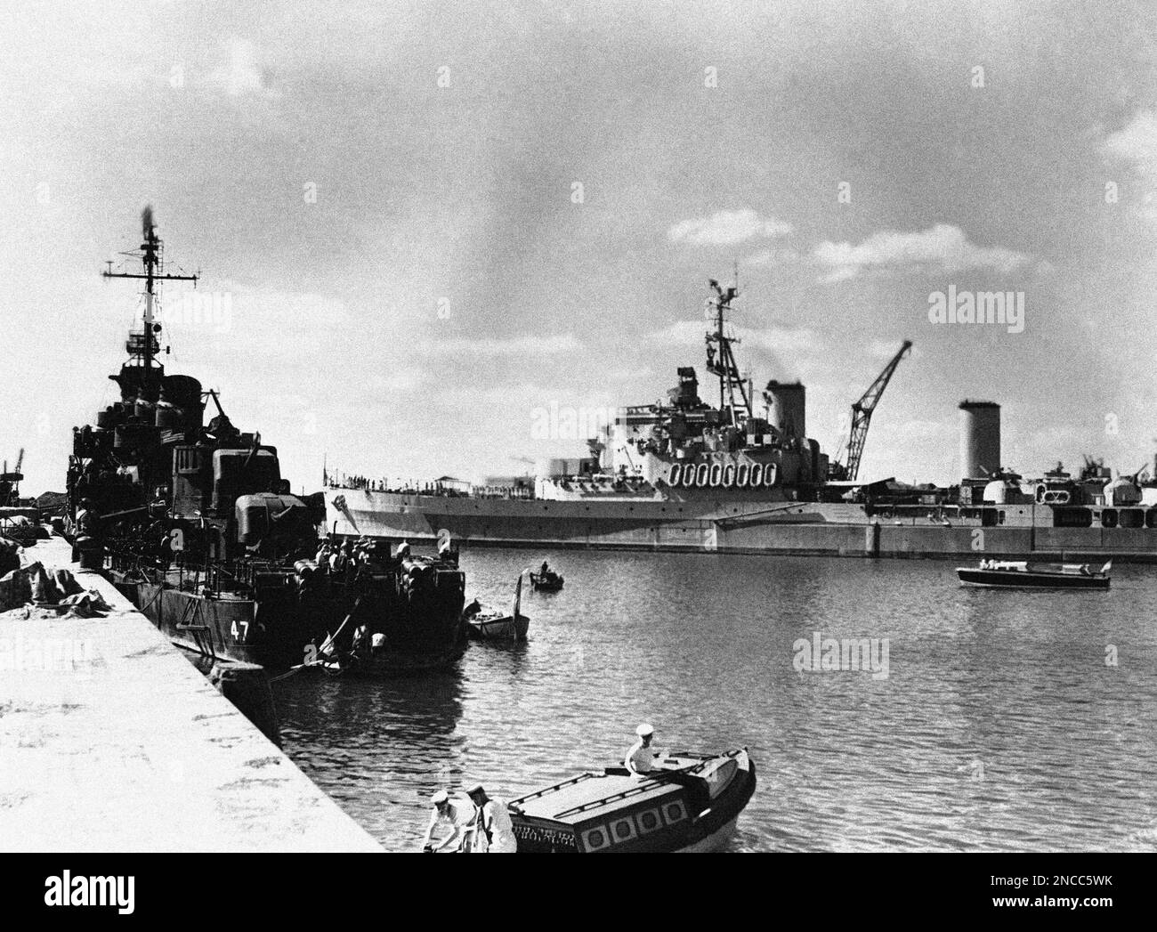 The British cruiser HMS Bermuda and destroyer HMS Tuscan put in at the ...