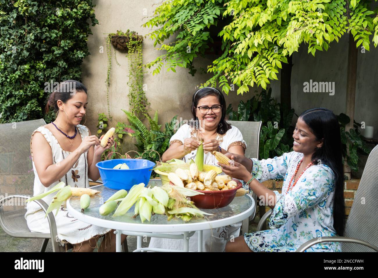 Women cooking group hi-res stock photography and images - Alamy