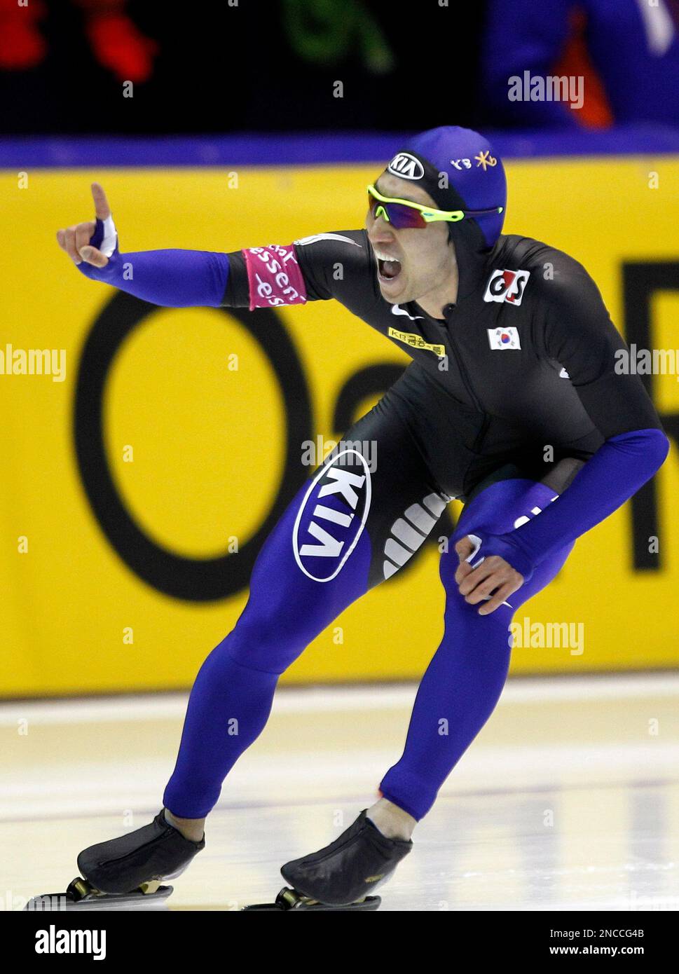 Korea's Kyuo-Hyuk Lee gestures after the first of two World Sprint ...