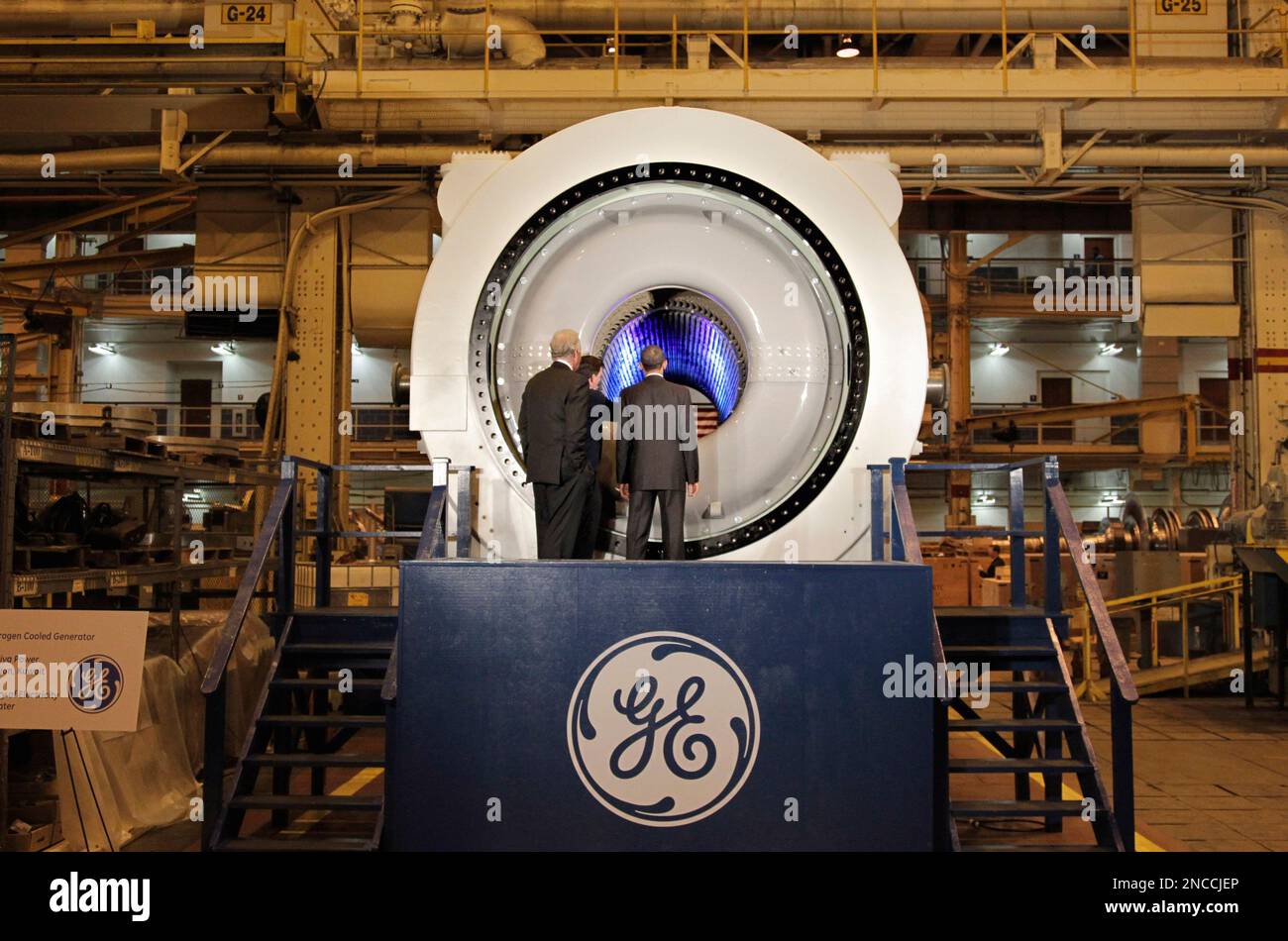 President Barack Obama, GE CEO Jeffrey Immelt, left, and plant manager ...