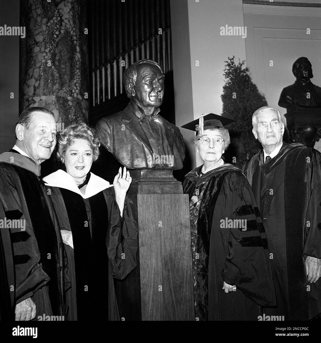 Present at the unveiling of bust of inventor Thomas Alva Edison at New ...