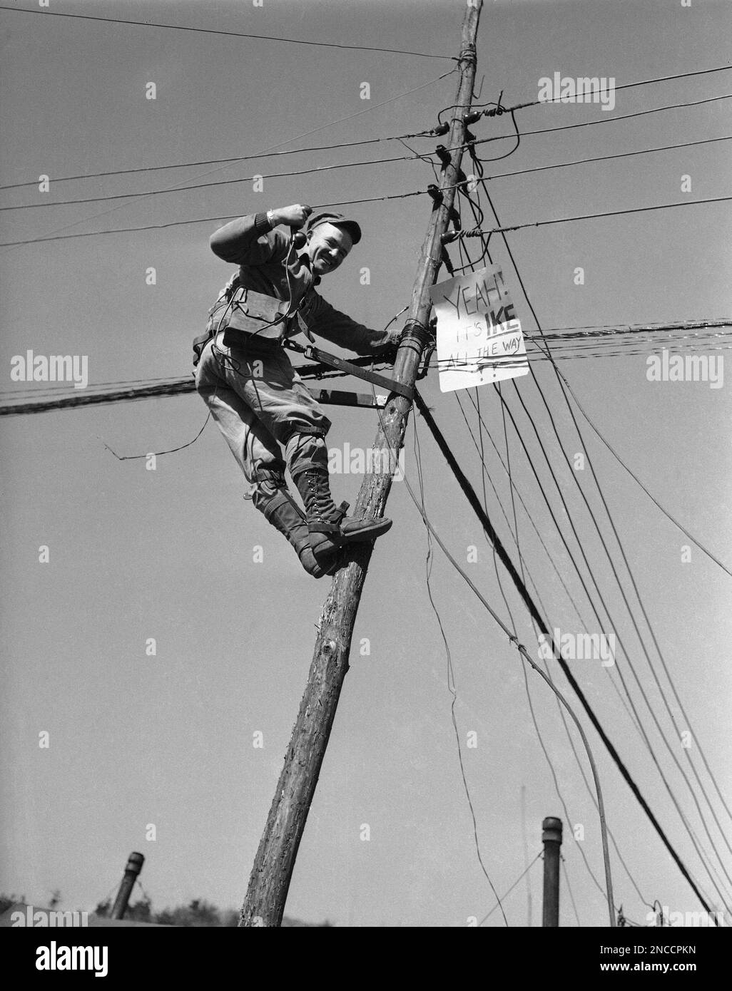 Pfc Robert D. Gardner, a lineman with the First Marine Division in ...
