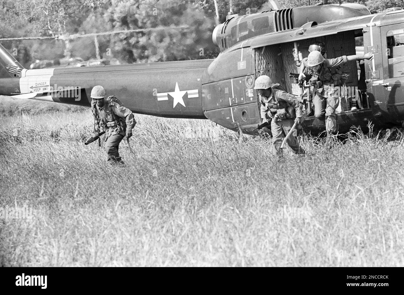 Soldiers of U.S. Army’s 173rd brigade dash through a swampy paddy to ...