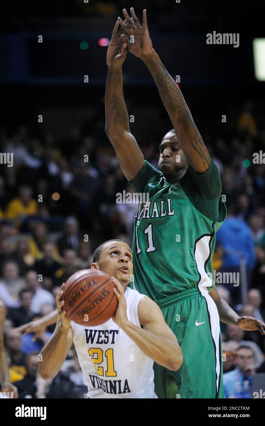 West Virginia's Joe Mazzulla (21) looks to shoot around Marshall's ...