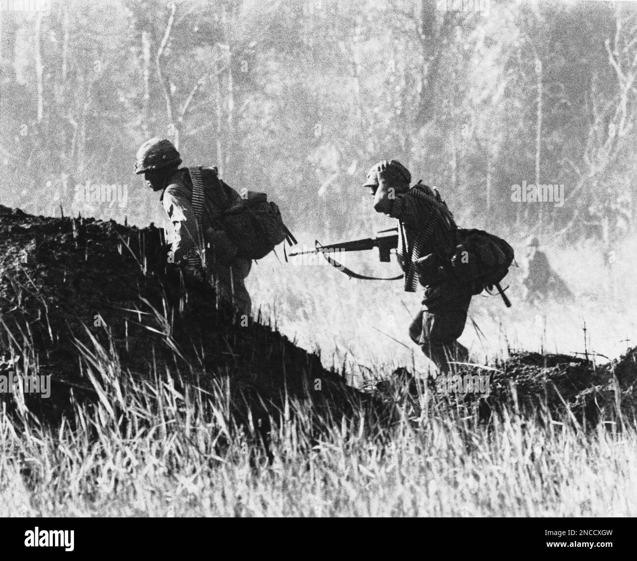 Troops of the U.S. 173rd airborne brigade dash for cover after ...