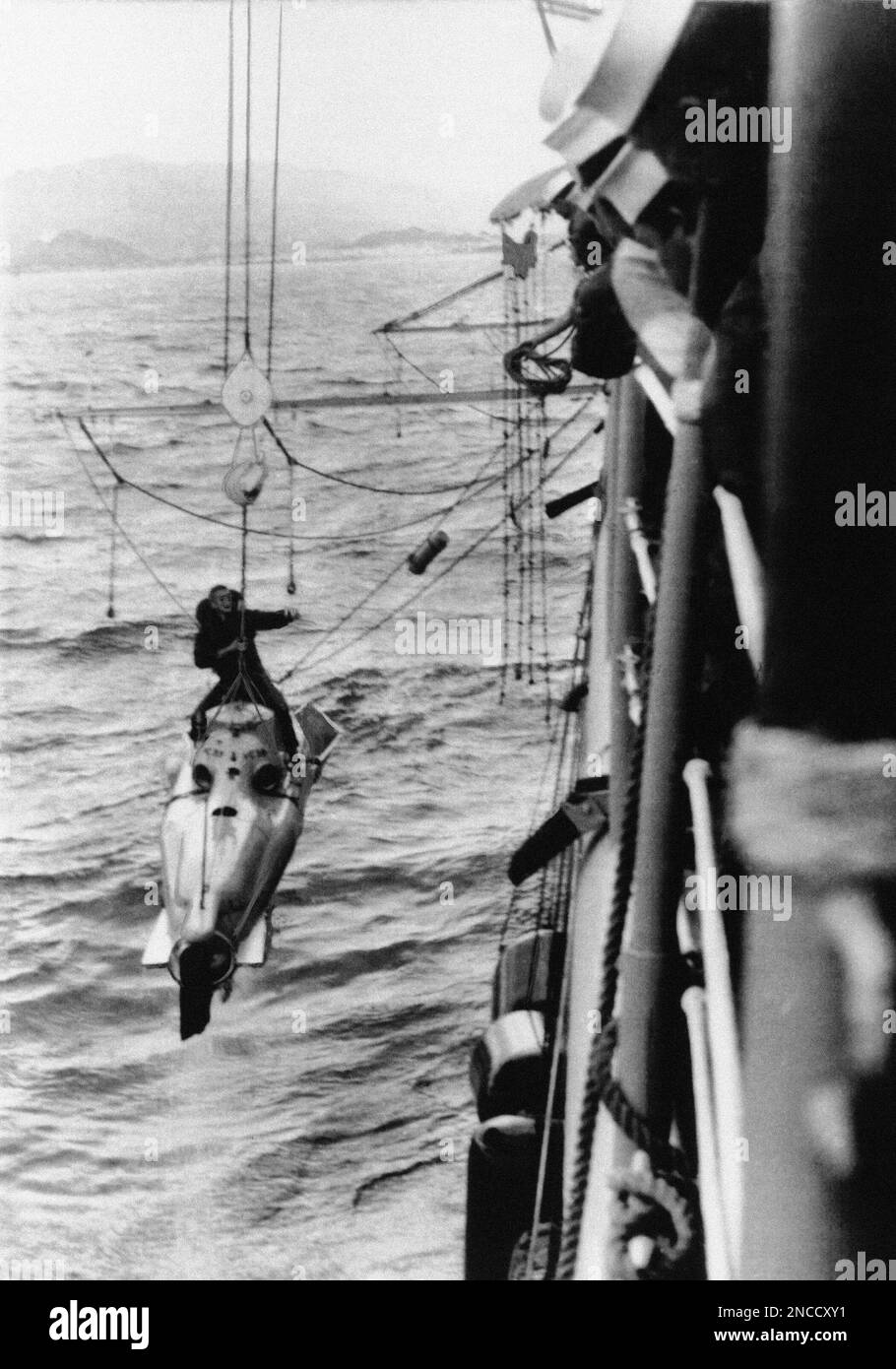 An unidentified U.S., scientist directs hoisting operation of Jon ...