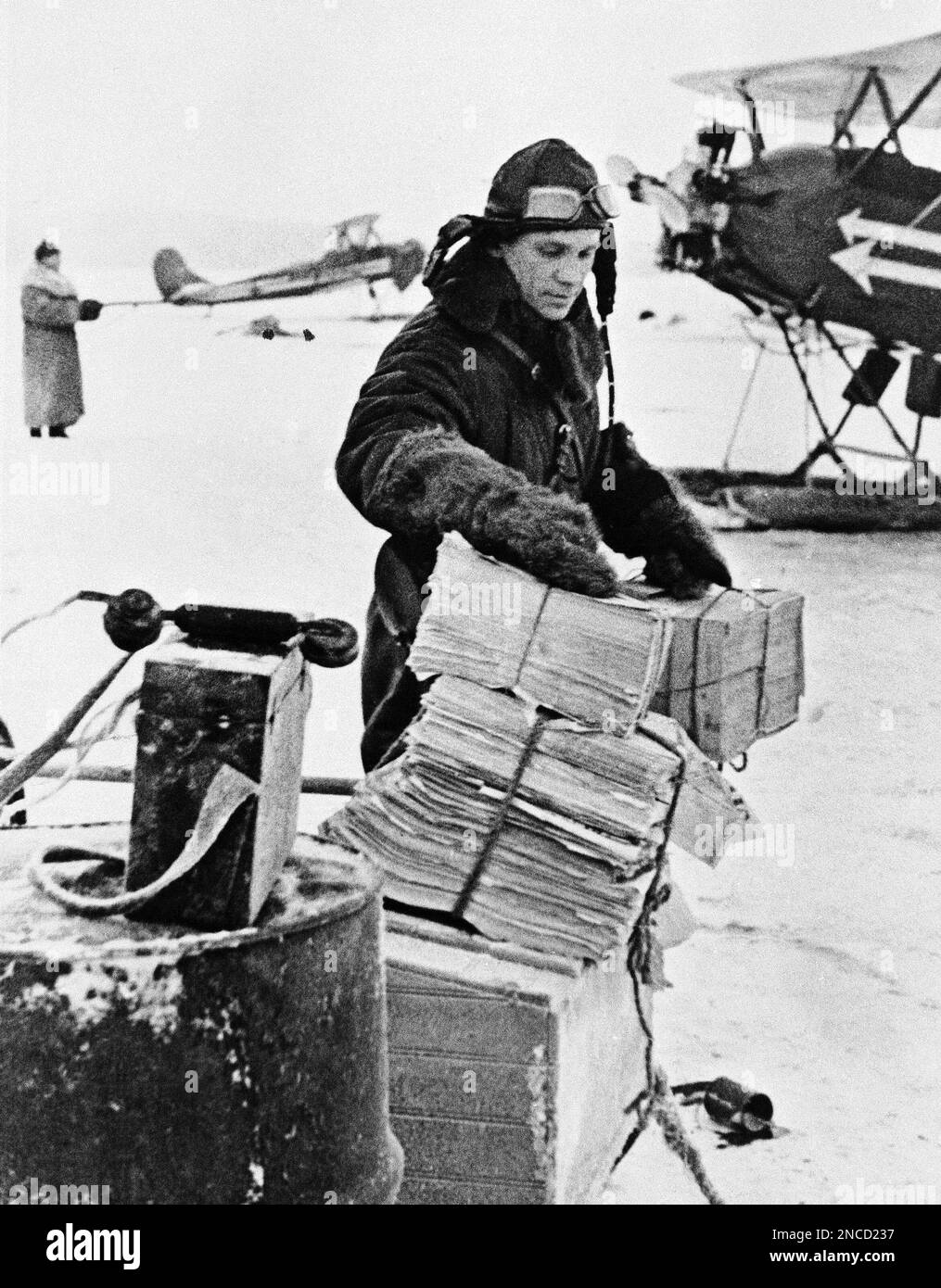All units of the communications service of the red army bring ...