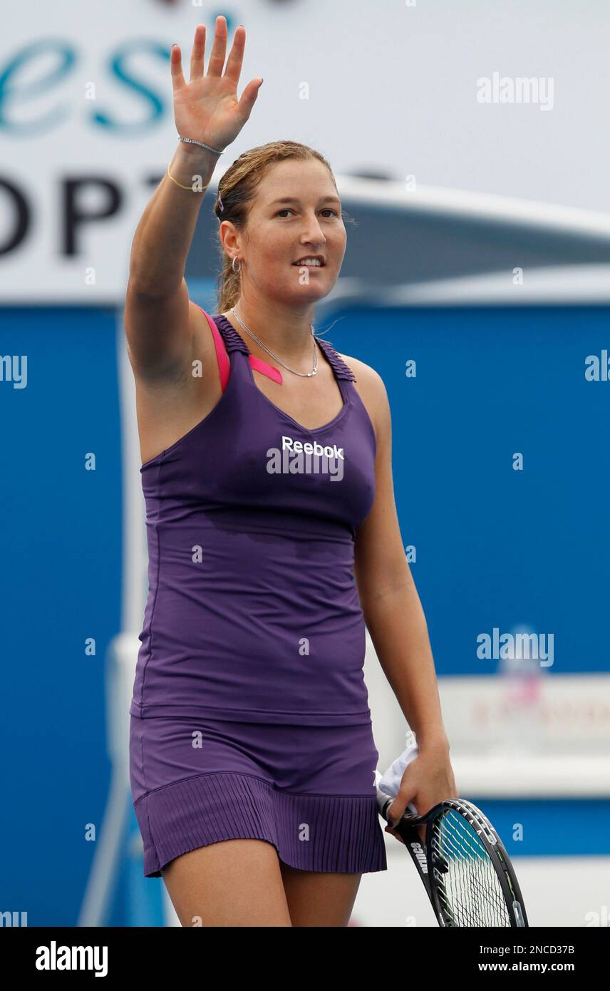 Israel's Shahar Peer waves to the crowd after defeating France's ...