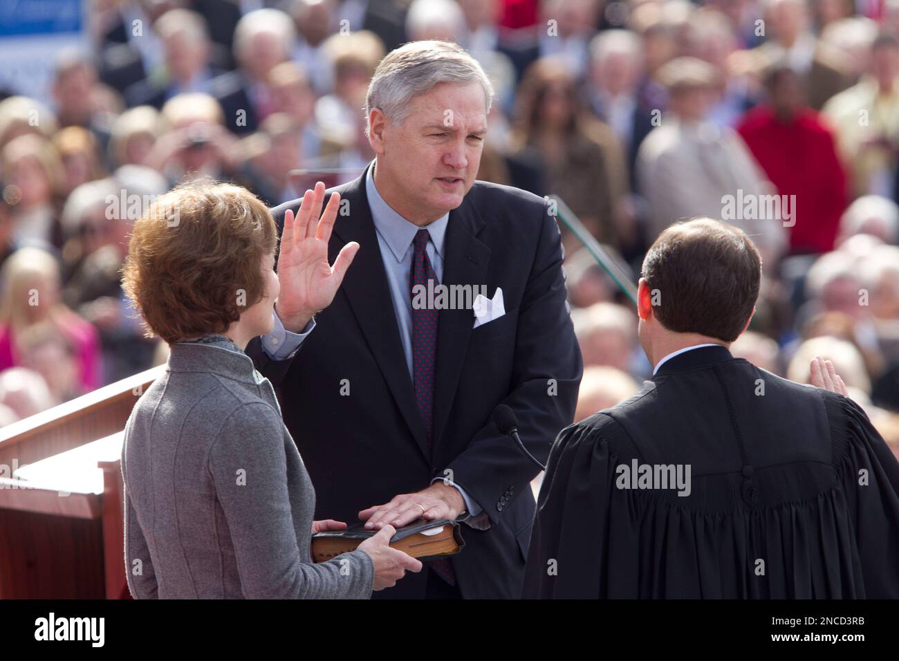Attorney General Luther Strange takes the oath of office from 11th ...