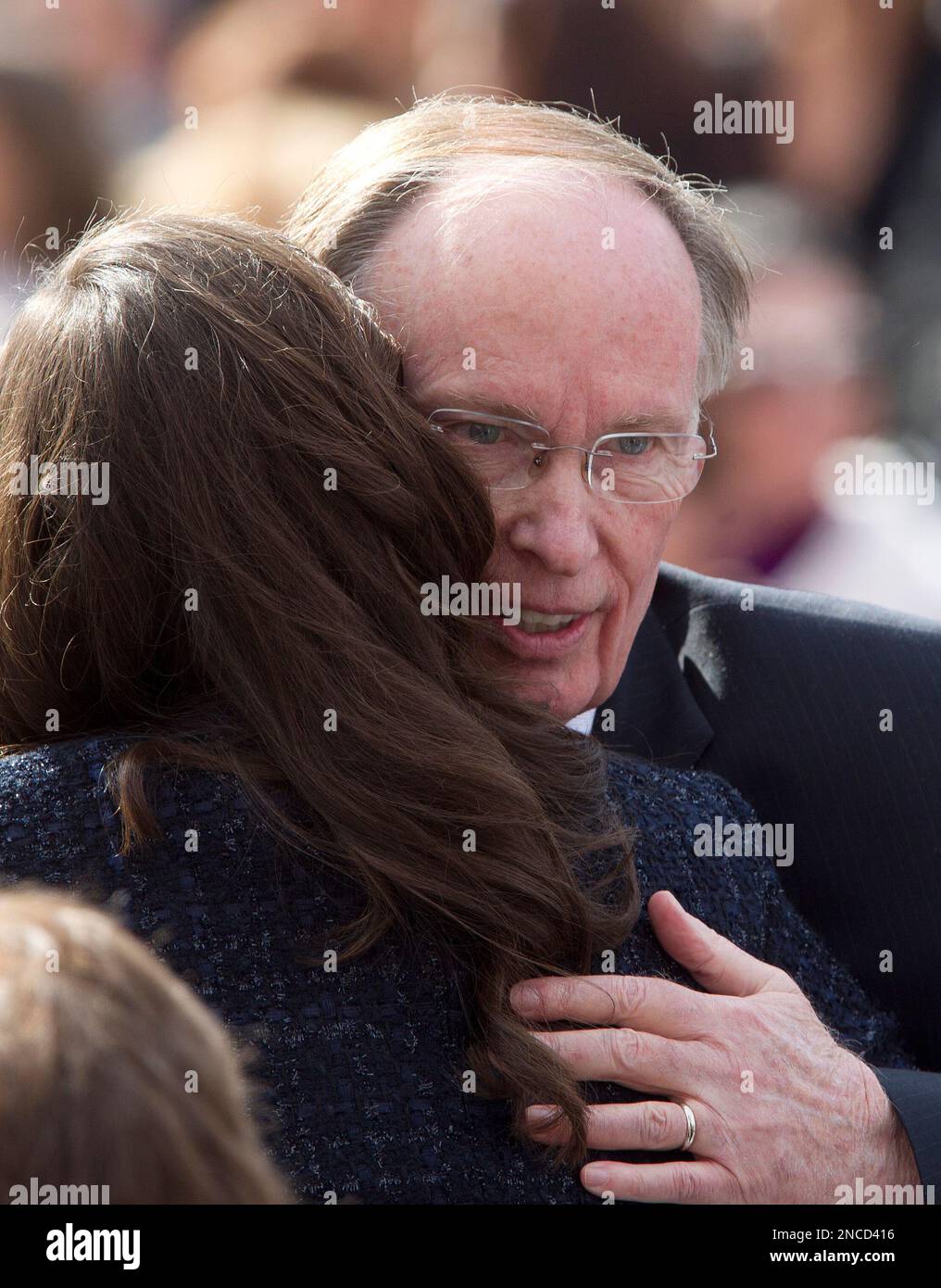 Alabama Gov. Robert Bentley hugs family members after taking the oath ...