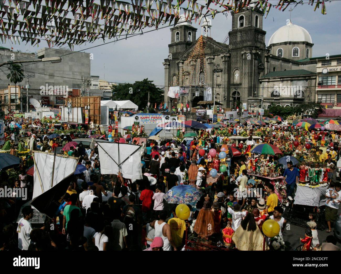 Thousands of devotees carrying images of the Infant Jesus gather in ...