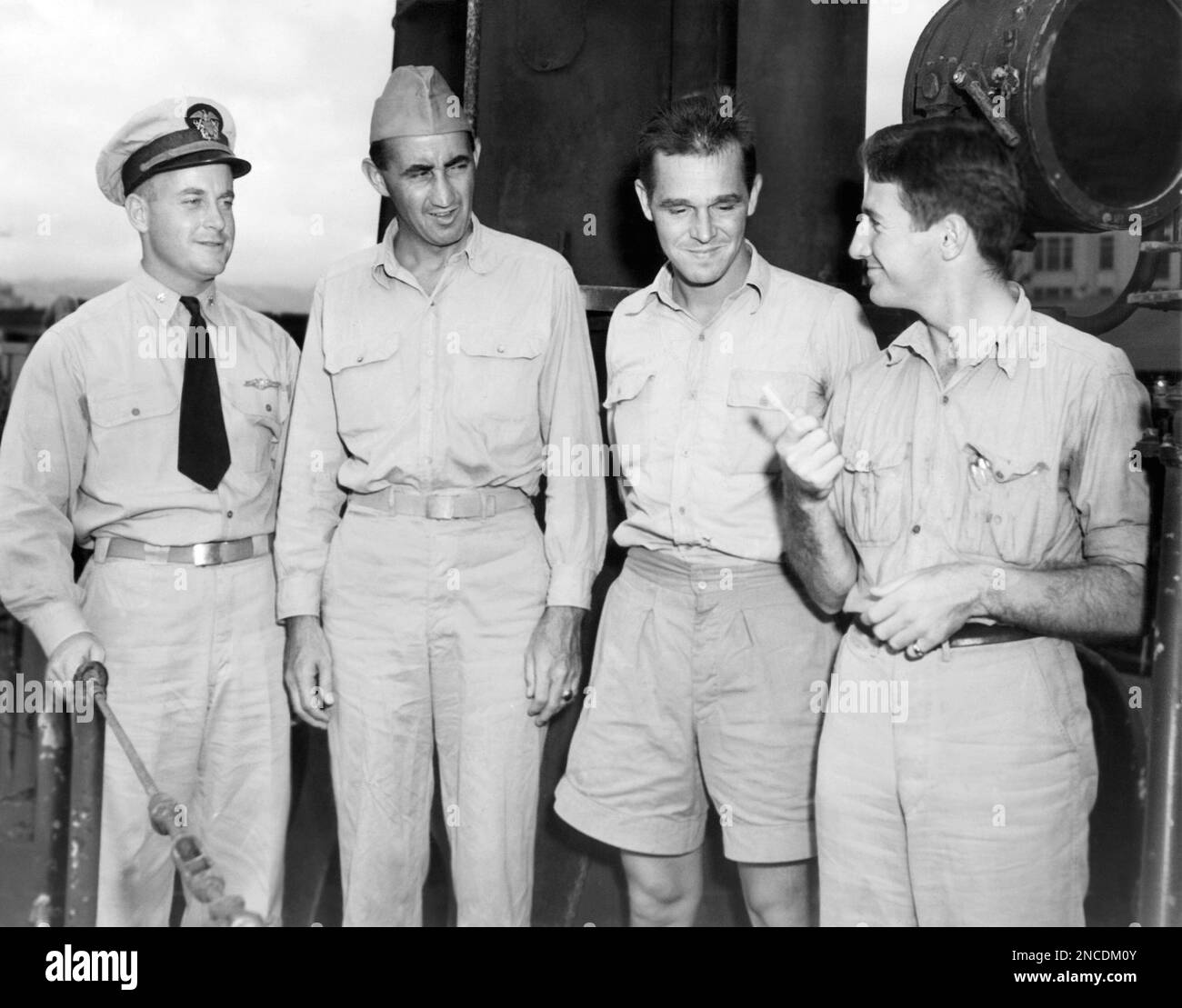 Lt. Comm. Richard H. O’Kane, left, of San Rafael, Cal., chats at Pearl ...
