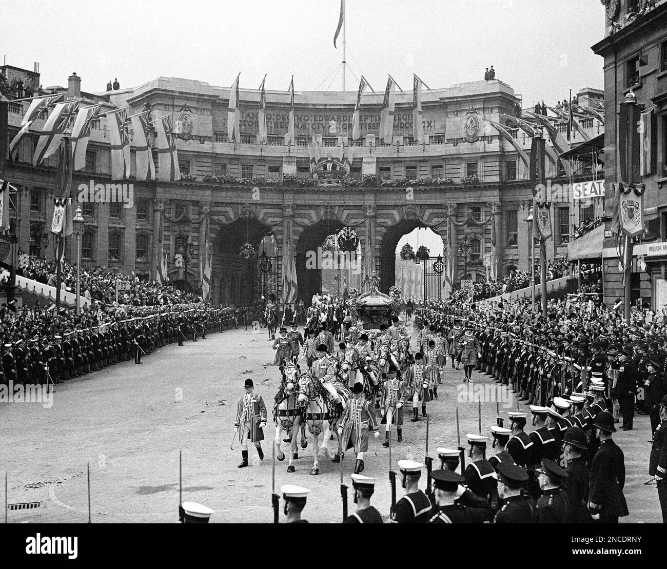 The State Coach, carrying King George VI and Queen Elizabeth to their ...