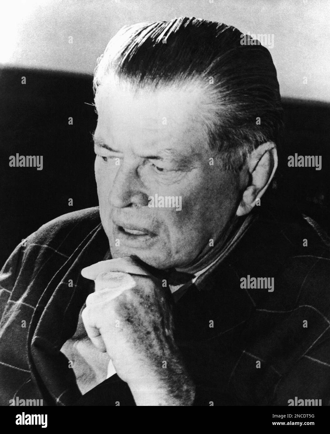 Gene Tunney, former world’s heavyweight boxing champion, talks with ...