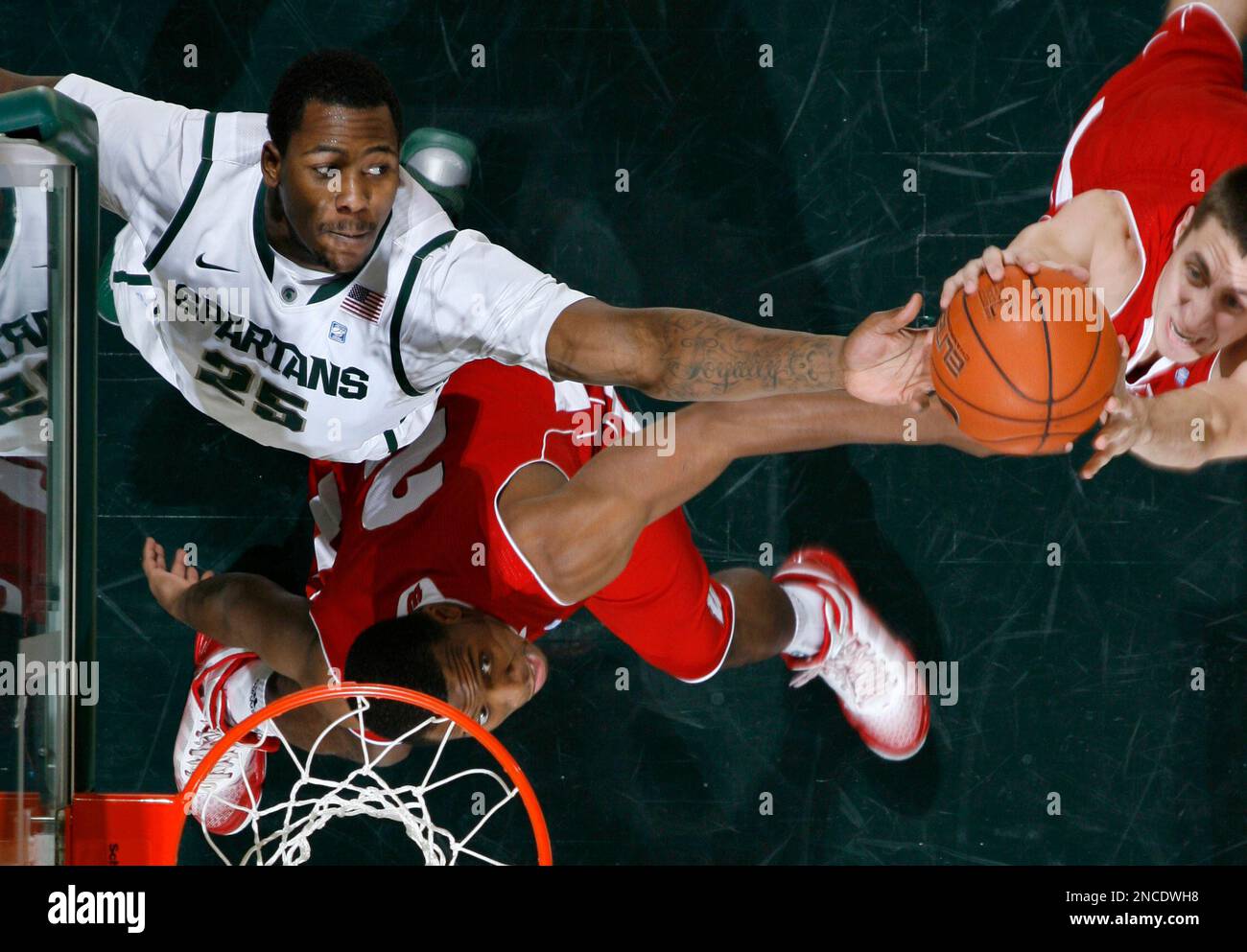 Michigan State's Derrick Nix (25) and Wisconsin's Wquinton Smith ...