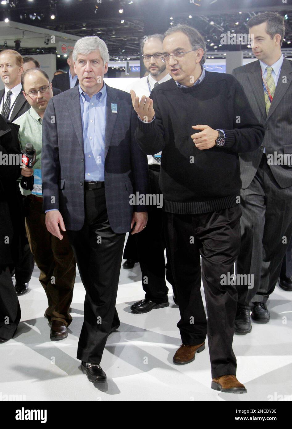 Chrysler CEO Sergio Marchionne, right, talks with Michigan Gov. Rick ...