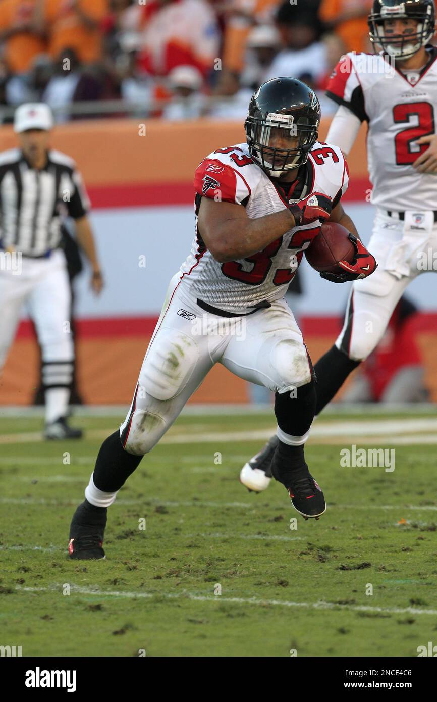 Atlanta Falcons running back Michael Turner (33) looks for an opening ...