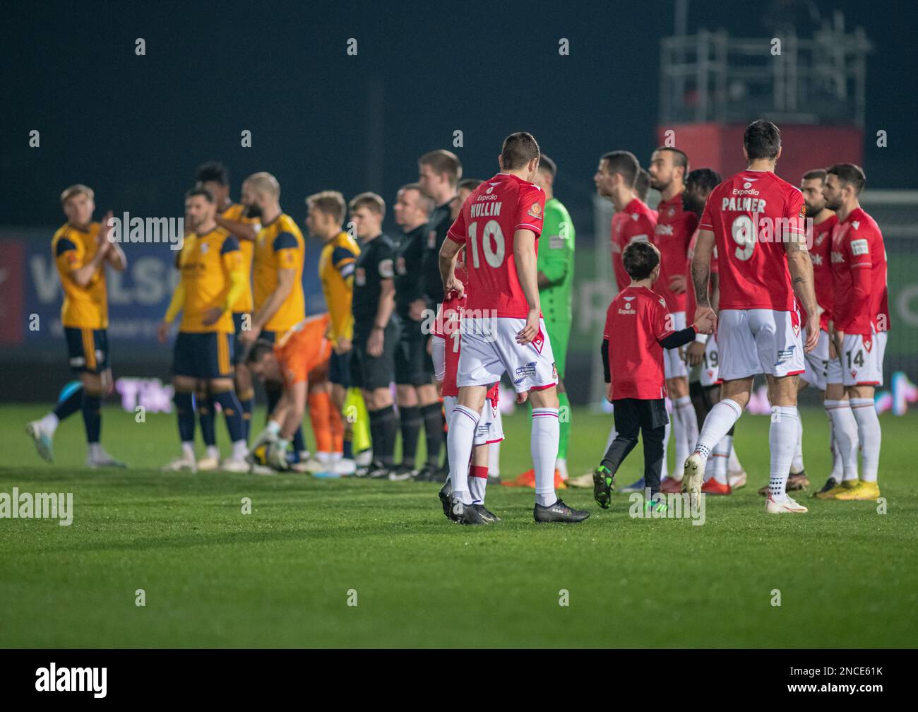Football teams line up hi-res stock photography and images - Alamy
