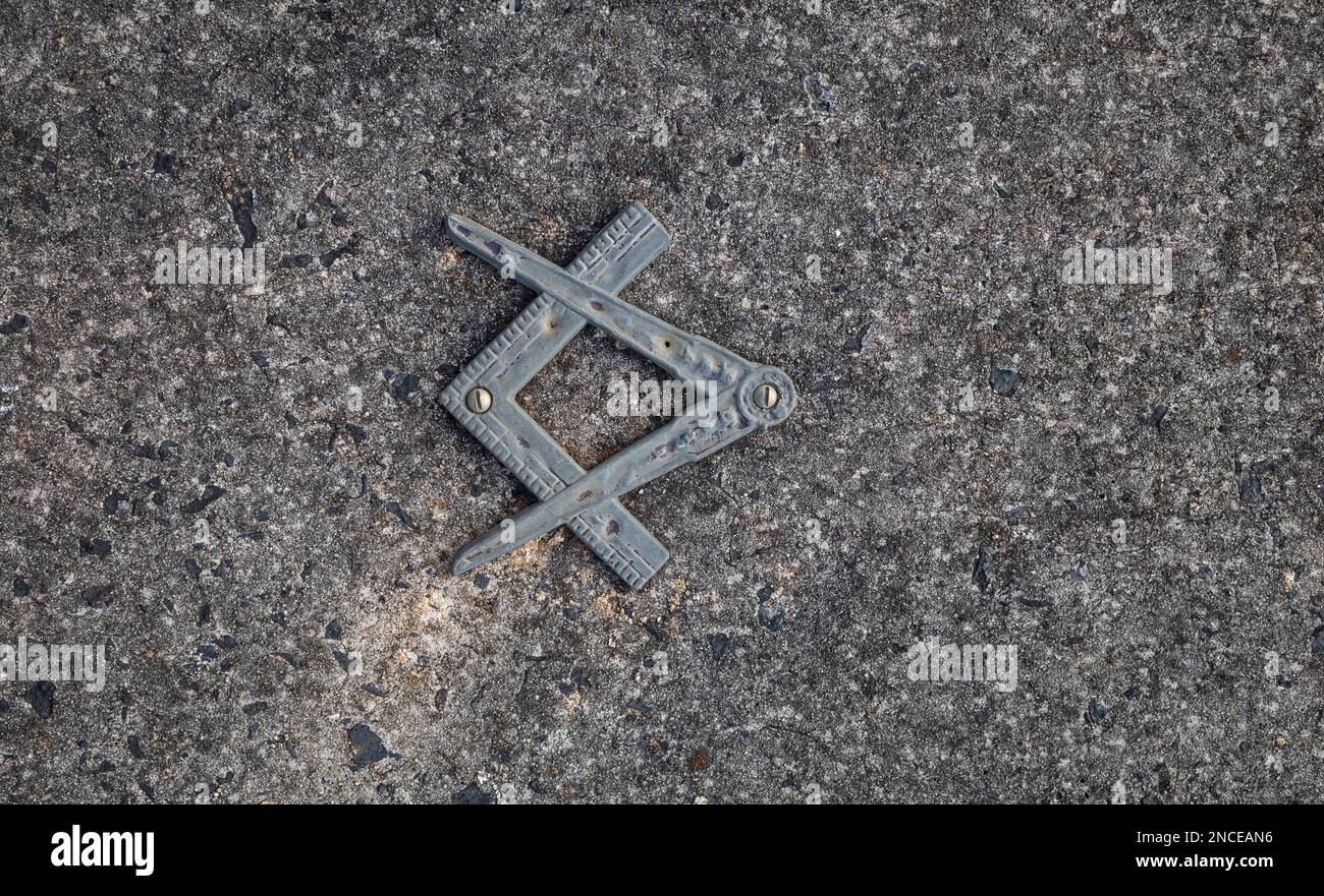 Freemasons compass and square symbols on a grave at Glen Innes ...