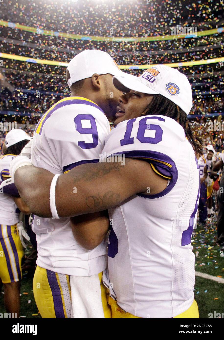 LSU players Jordan Jefferson, left, and Spencer Ware embrace after ...