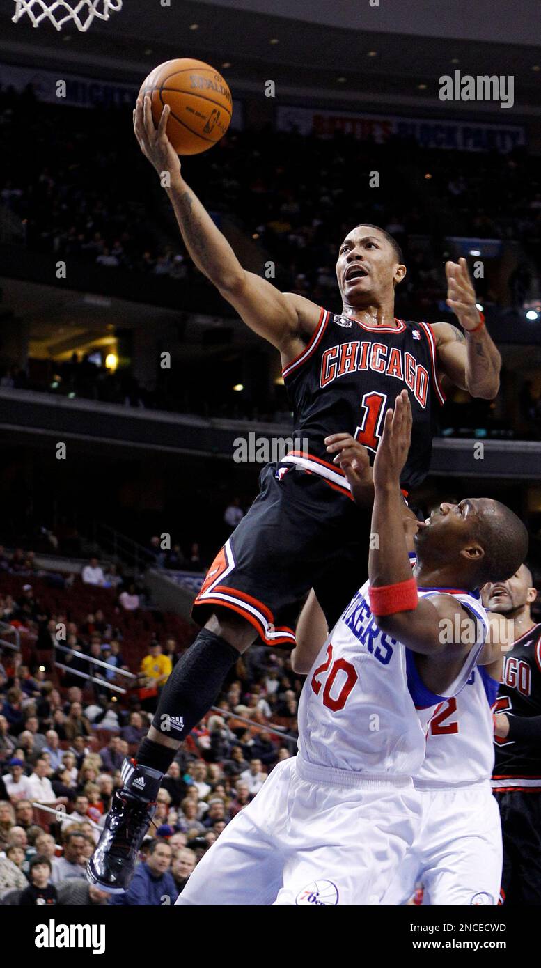 Chicago Bulls' Derrick Rose (1) goes up for a shpt as Philadelphia ...
