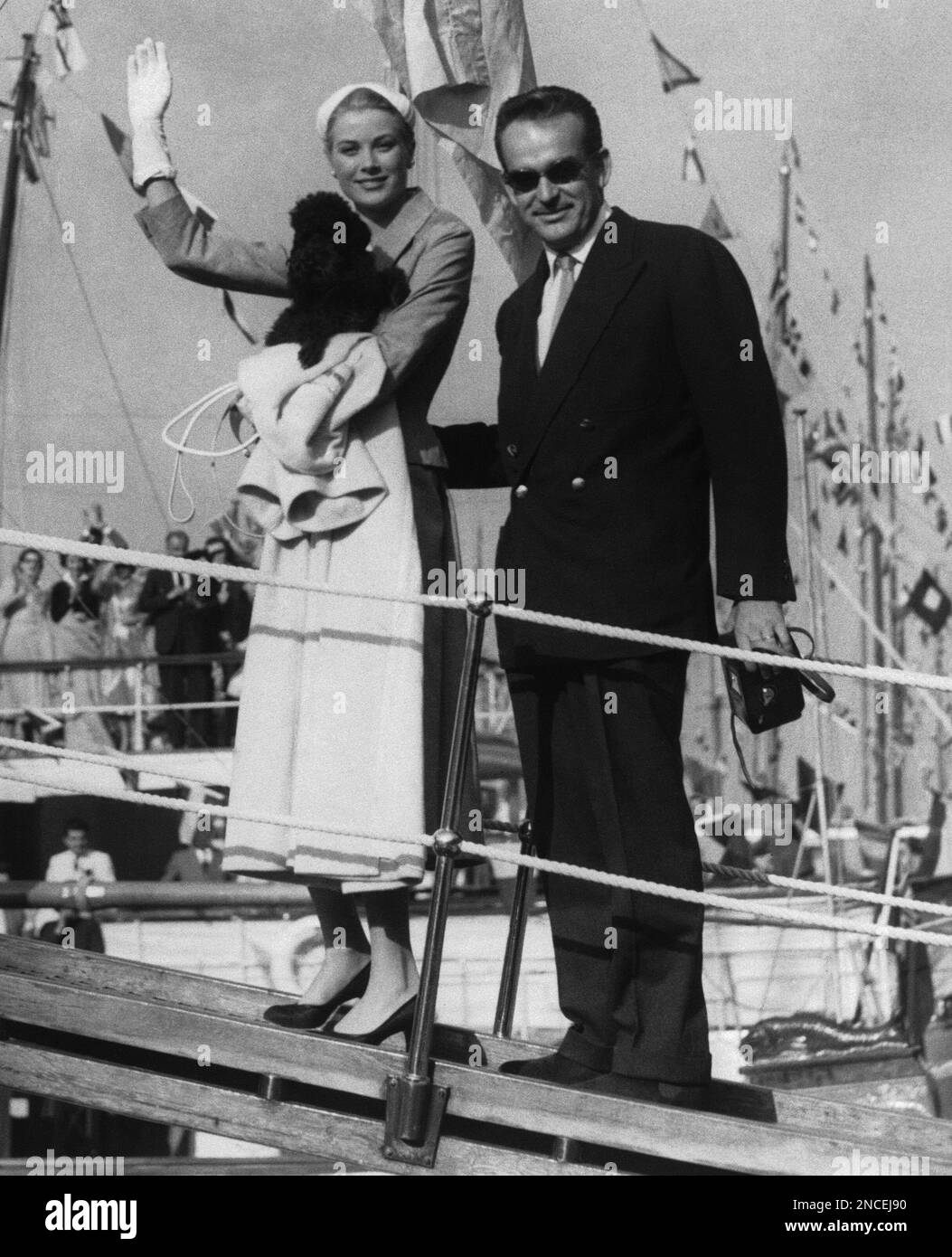 Grace Kelly and Prince Rainier board his yacht, the Deo Muvante 11, in ...