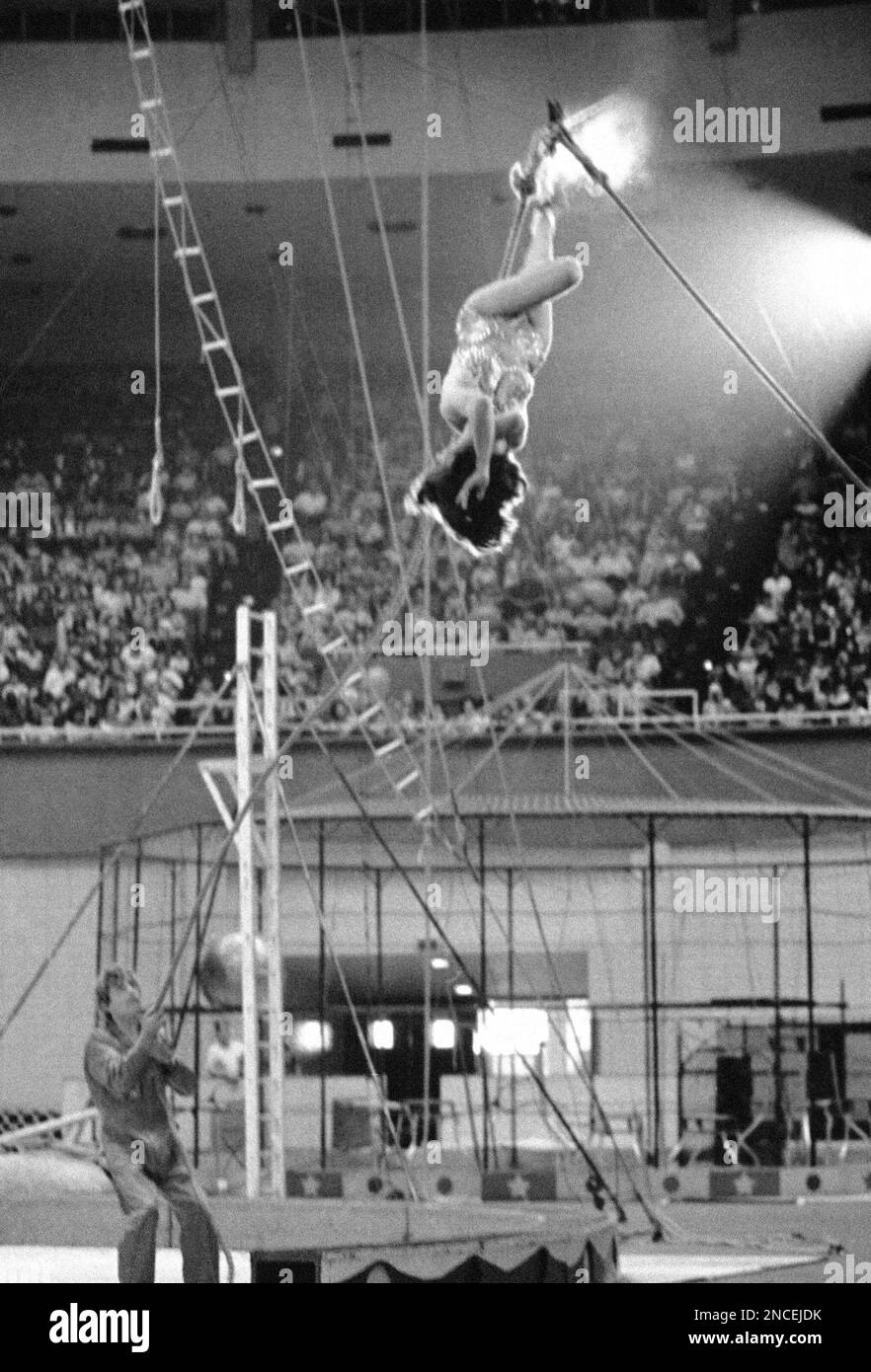 Carla Wallenda slides down a cable 80 feet in the air at a circus in ...
